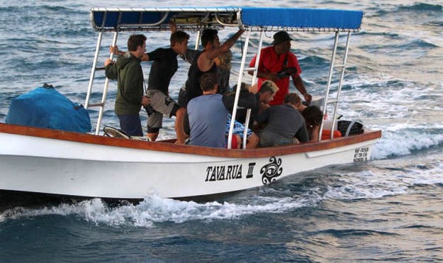 Aaron Gold rescatado de las olas de Cloudbreak