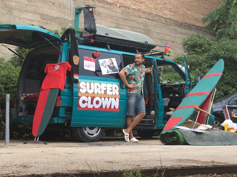 SURFER CLOWN: UN ESPECTÁCULO CON ESPÍRITU SURFISTA