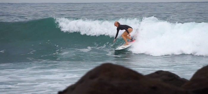 Peony Knight surfeando en "La lagrima de la India" - SURFER RULE