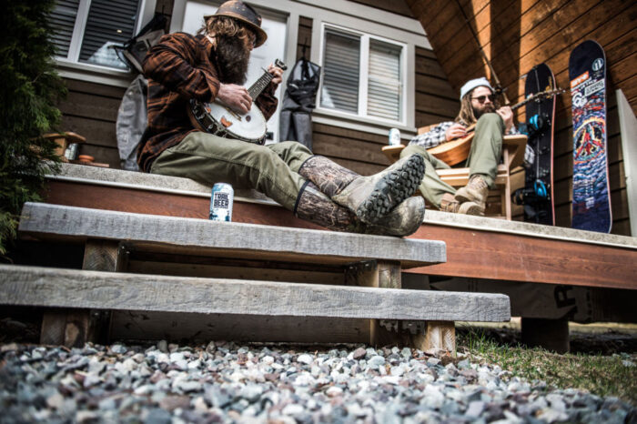 Eric Jackson y sus amigos pasan una temporada en las montañas - SURFER RULE